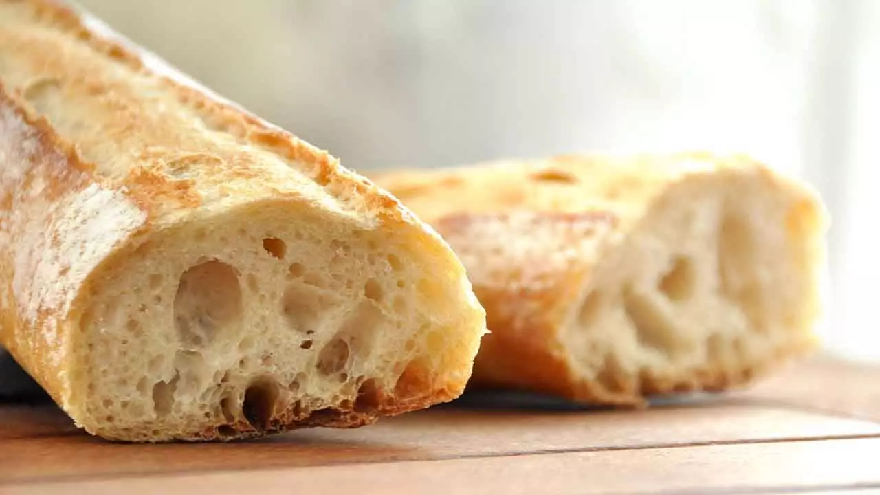 خبز فرنسي محلي الصنع