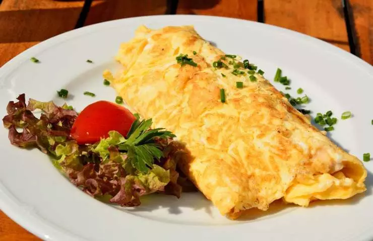 Təzə hazırlanmış omlet