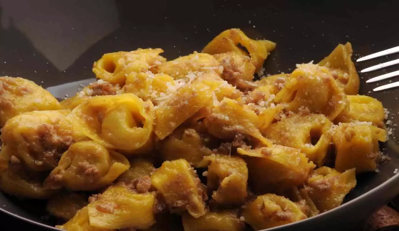 Ntabwo bisanzwe tortellini yuzuye inyama cyangwa ham, dore uburyo bwo gutangaza abashyitsi