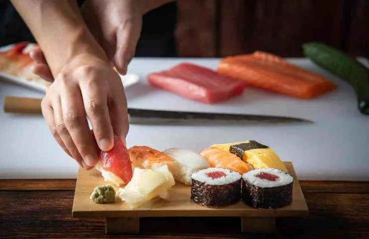 Sushi, ihe ize ndụ ndị nwere ike ibili: gịnị bụ ihe ize ndụ na ihe kpatara ya 32369_2