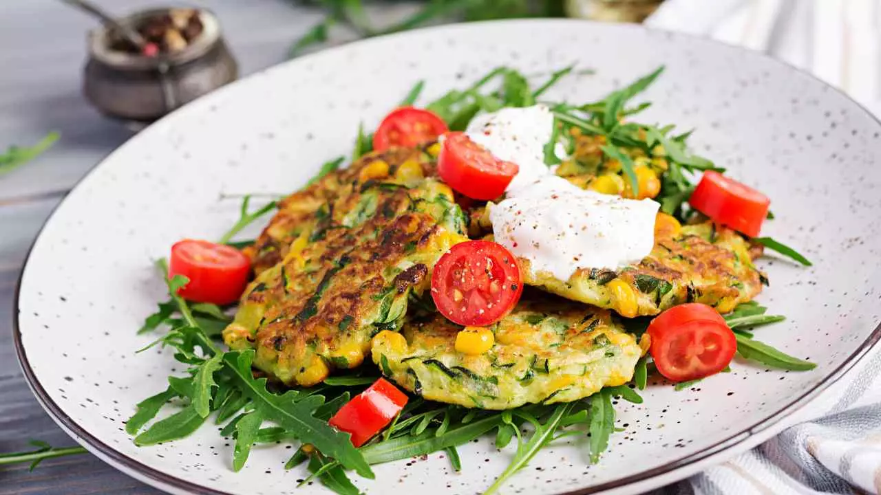 Zucchini fritters pẹlu oka | Crunchy ati idanwo lati gbiyanju