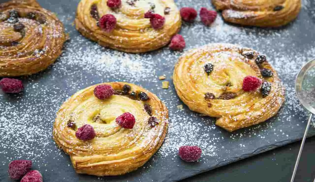 Vanille puff pastry swirls mei custard | in swiete goedens