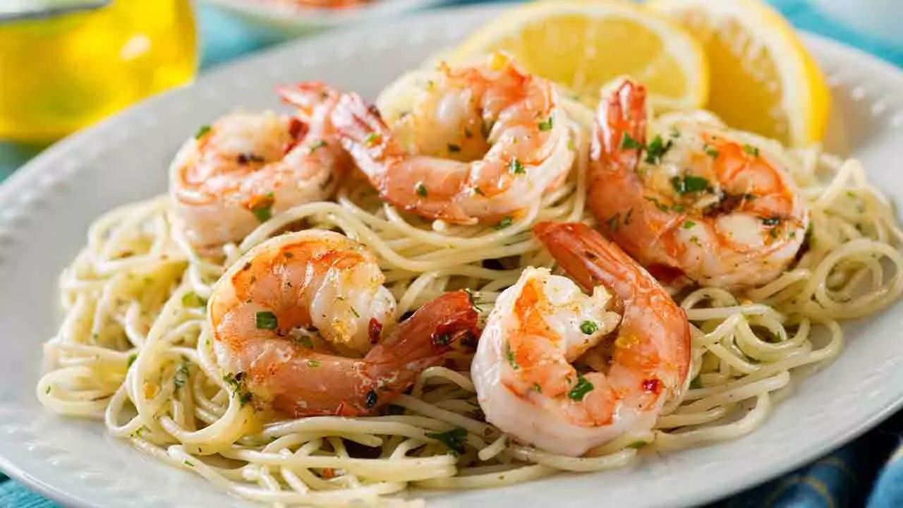 Otu esi atụgharị efere spaghetti ka ọ bụrụ usoro izizi mara mma na-enweghị atụ maka afọ ọhụrụ