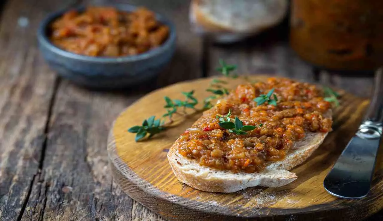 Eggplant ካቪያር, thyme እና chilli | ለእርስዎ የምግብ አዘገጃጀቶች ተስማሚ