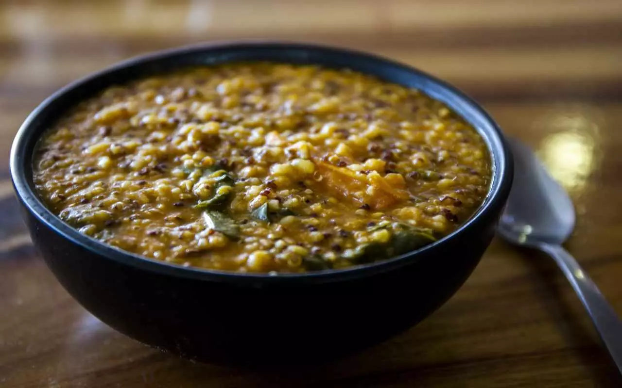 Receita de sopa de quinoa con lentellas e garavanzos