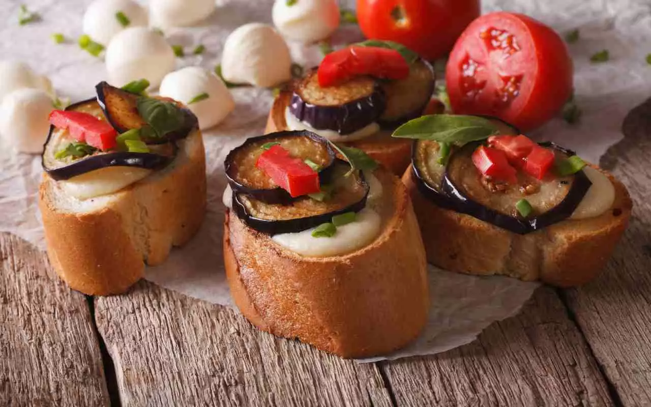 Bruschetta na mozzarella na aubergines | Dị mfe ma tọrọ ụtọ