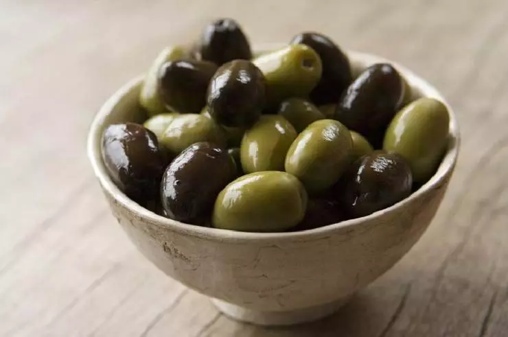 Cik labi ir baklažāni, bet es jums apliecinu, ka, pievienojot olīvas, tie kļūst pārsteidzoši! 32447_2