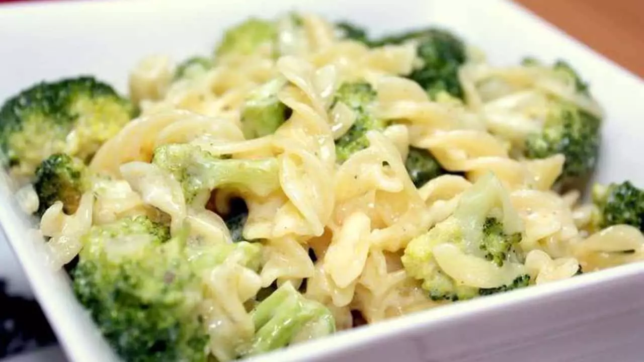 Fusilli, romerig, broccoli en spikkels