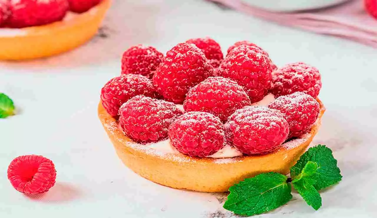 Mini tarta de queixo con crema de leite e framboesas