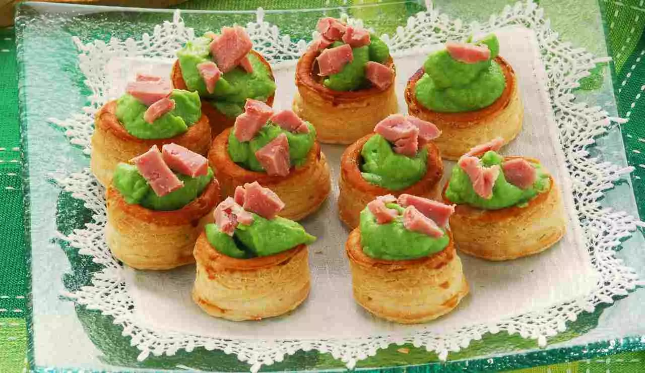 Appetizers with cream of broad beans, zucchini and ham | delicious and fast