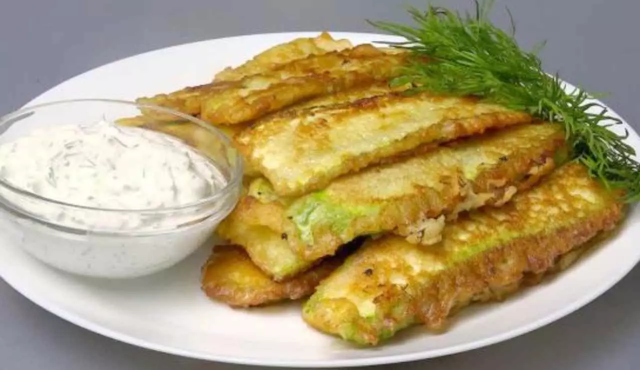 Fragrant and floured courgettes in the oven | ready in 15 minutes