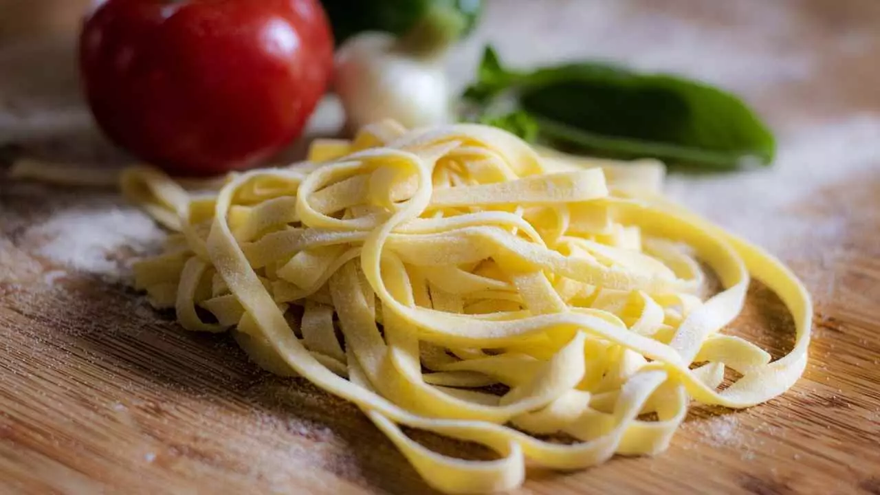 Tagliatelle, tagliolini ਅਤੇ pappardelle ਨਾਲ ਅੰਤਰ ਜੋ ਹਰ ਕੋਈ ਨਹੀਂ ਜਾਣਦਾ