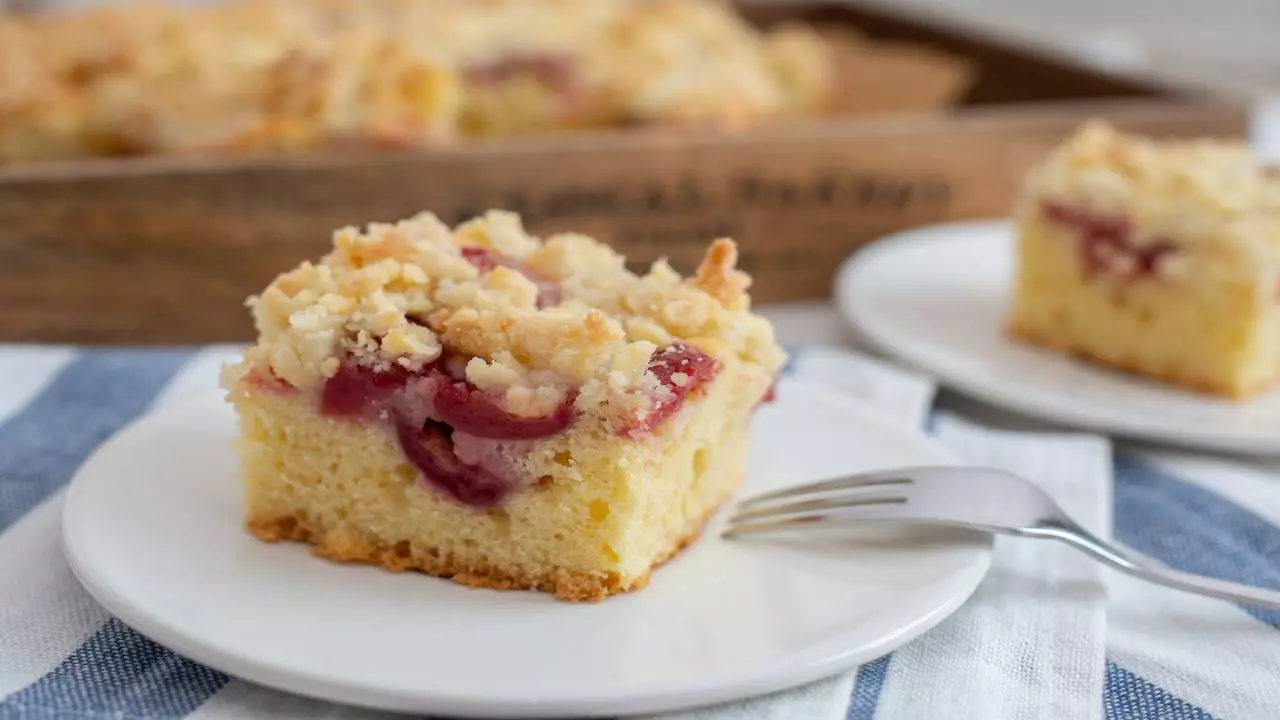 Pastís de cireres amb crumble | Per a un descans saborós a la tarda