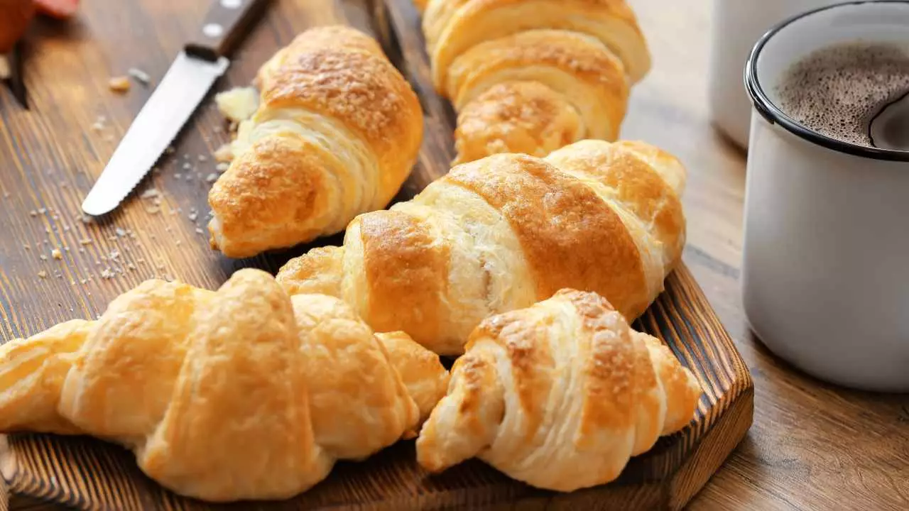 Croissant sampurna kanggo sarapan kanggo miwiti dina ing sikil tengen!
