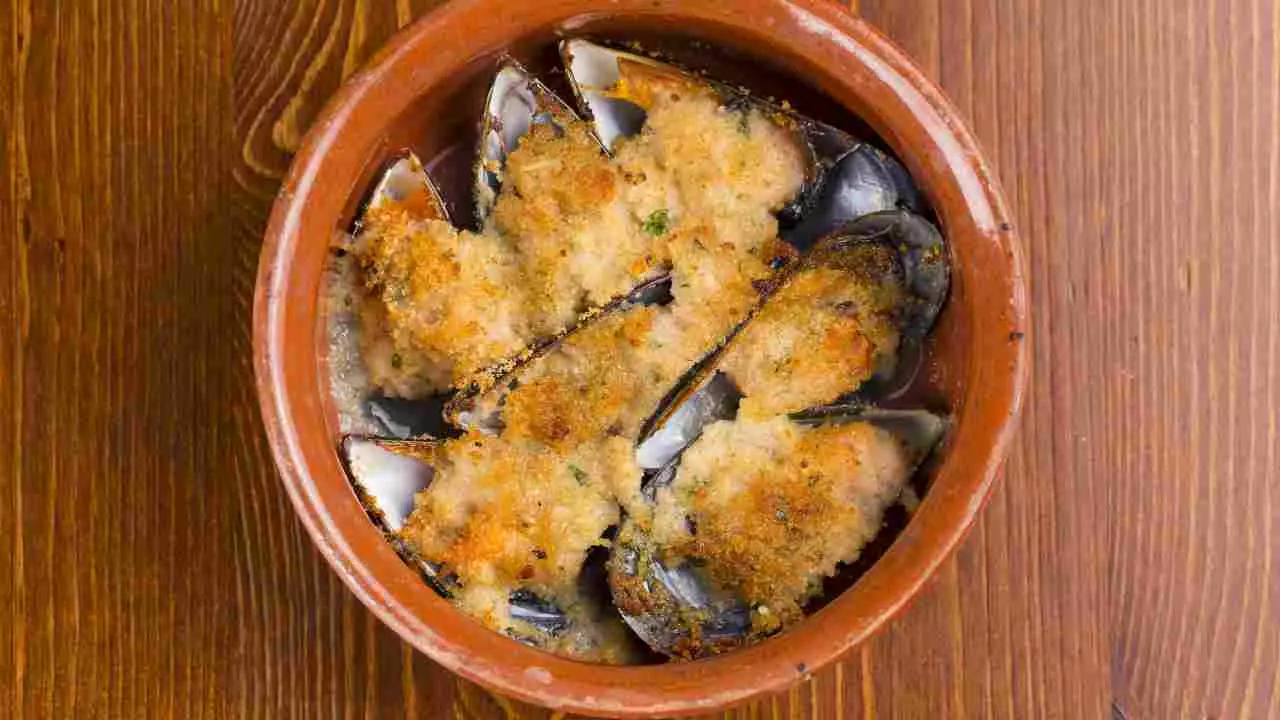 Mussels kapena gratin mu uvuni Chinsinsi kukonzekera zosakaniza