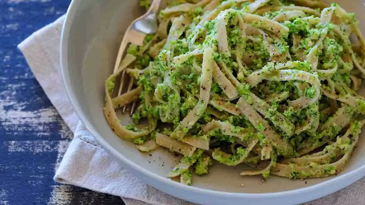 ພວກເຮົາປົກກະຕິແລ້ວປະສົມ broccoli ໃນ pasta ກັບ bacon, anchovies, ແຕ່ບໍ່ເຄີຍມີສ່ວນປະກອບ Crazy ນີ້, ສູດແມ່ນຫຍັງ!