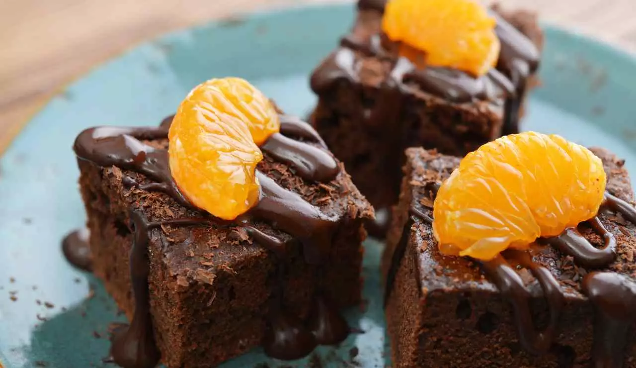 Nježna torta s ispisom recepta od tamne čokolade i naranče
