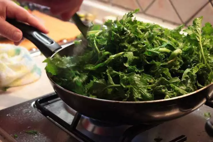 Salta paj med broccoli och fläckar