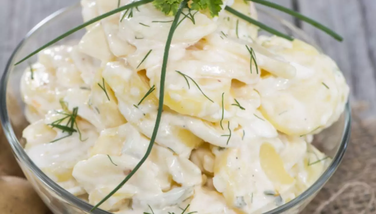 Salad tubèrkul ak mayonèz vejetalyen ak san laktoz