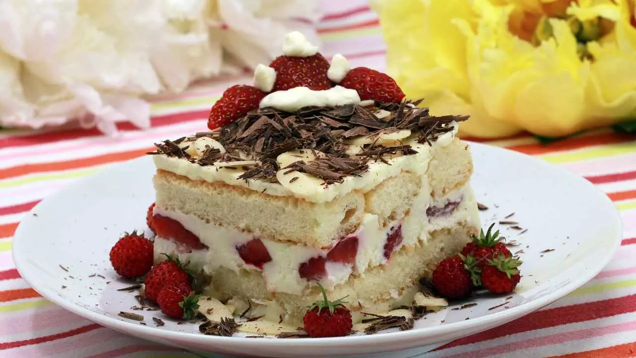 Strawberry tiramisu e nang le chokolete e lefifi le e tšoeu