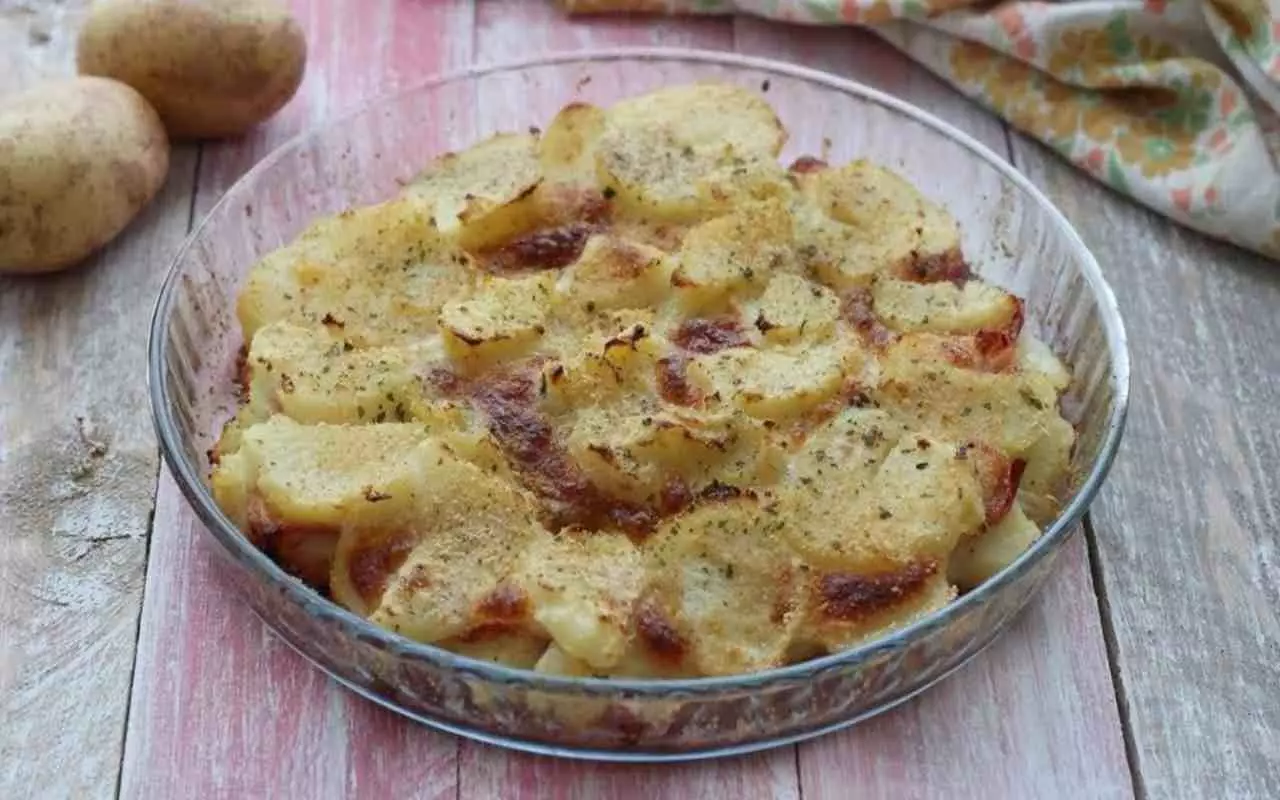 Интелигентна рецепта за картофи и пушено сирене | Много малко съставки за горна гарнитура