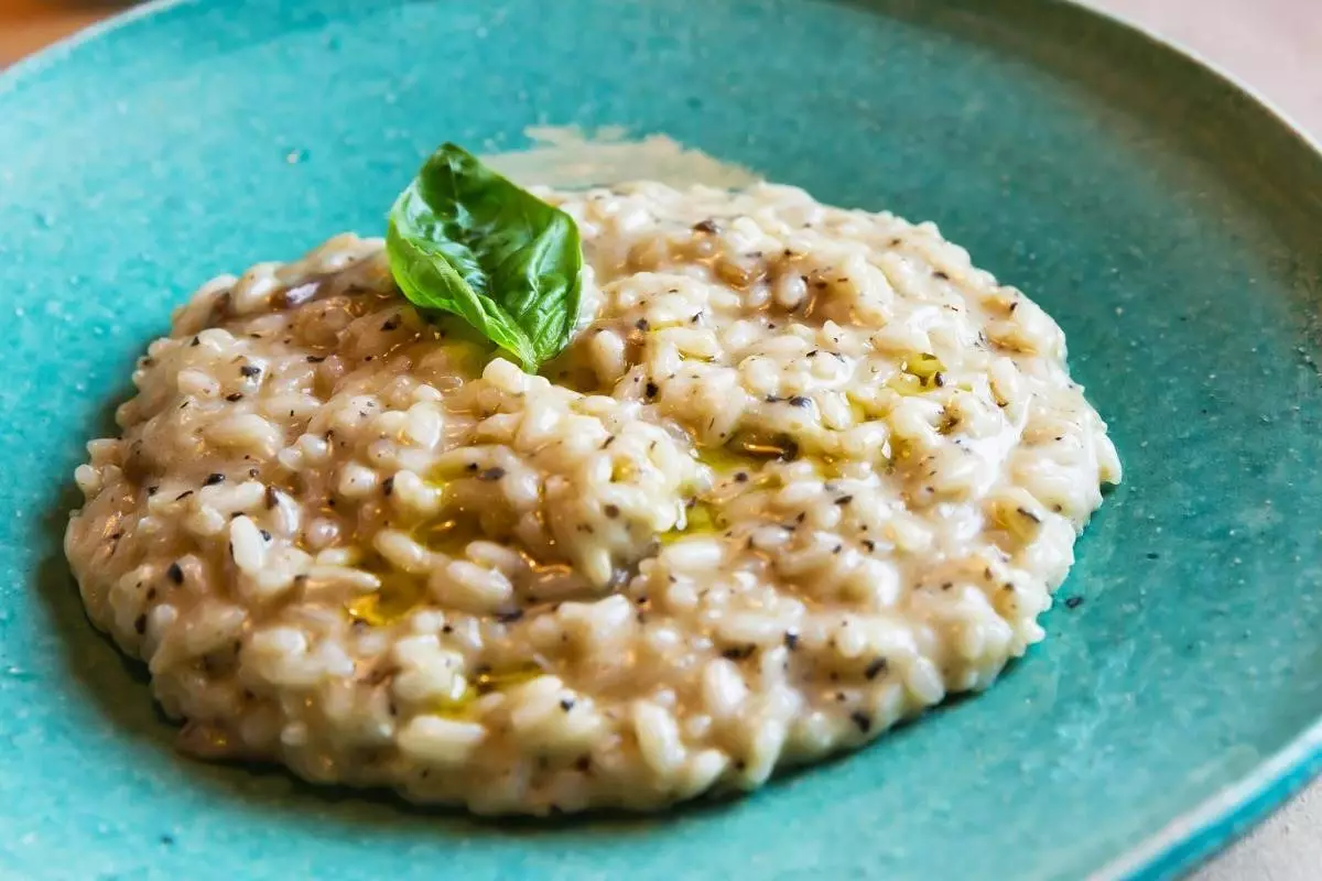 Risotto dengan kopi espreso dan Asiago hidangan halus dengan rasa yang kuat