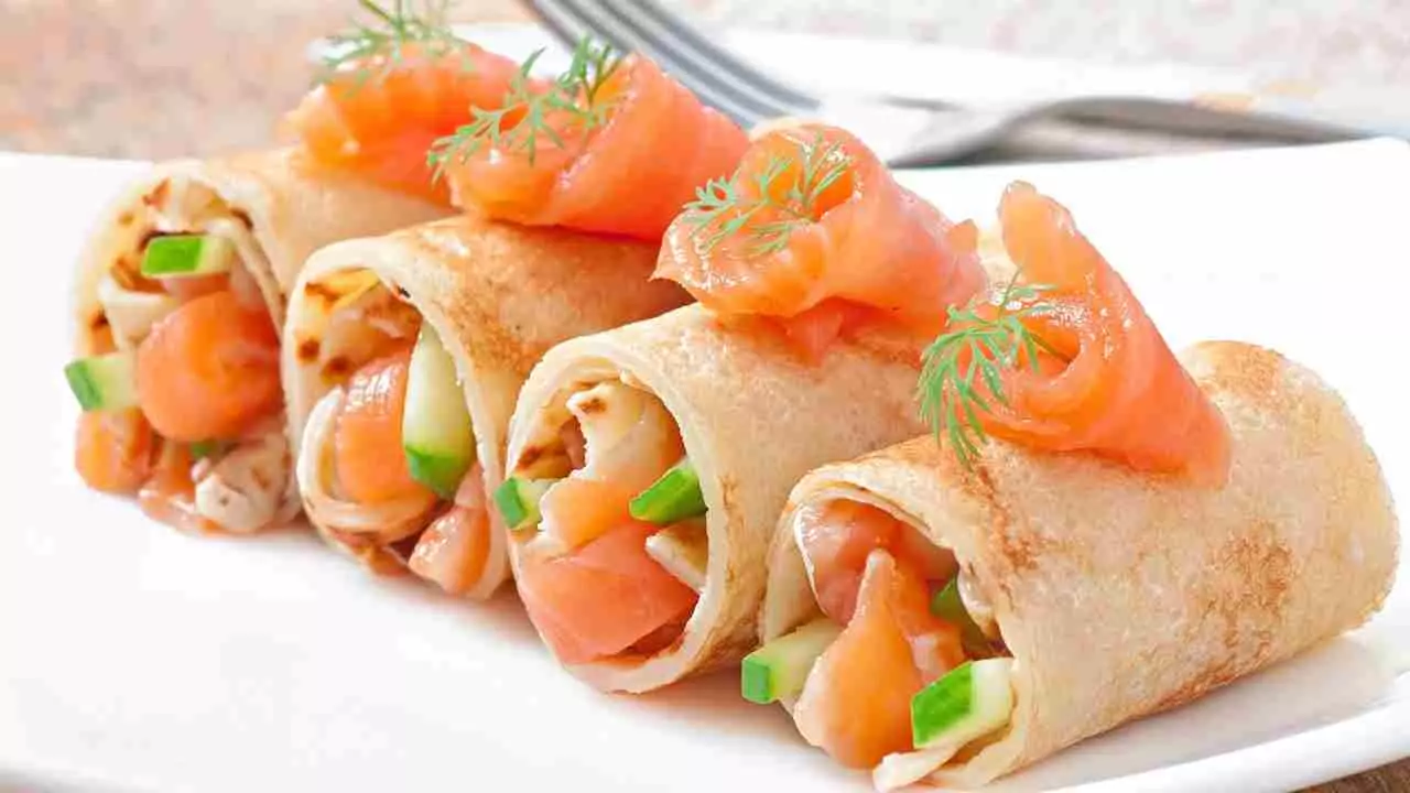 Crepes gulung dengan salmon dan keju kambing | pembuka selera yang lazat