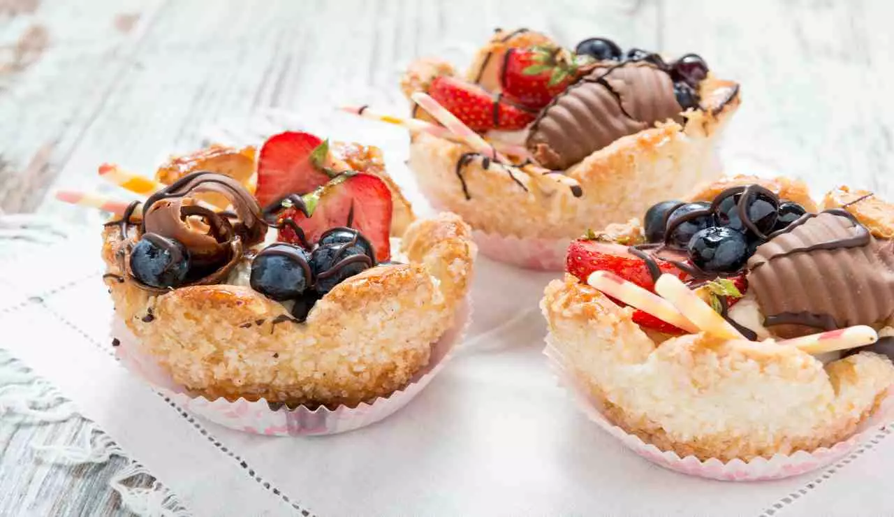 Tartlets krem vanilje me fruta të freskëta AdobeStock