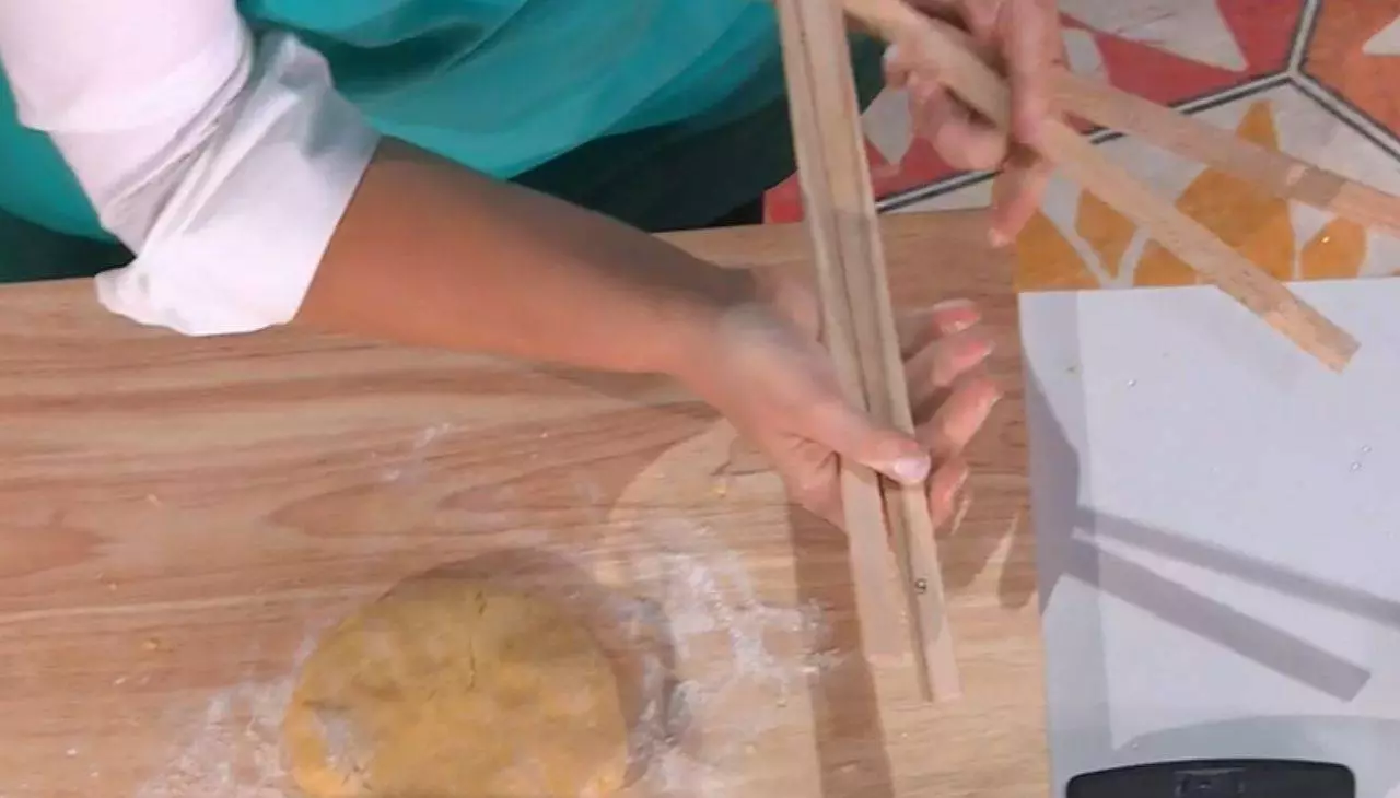 सही मोटाईको सर्टब्रेड कुकीहरू कसरी बनाउने | नतालिया Cattelani द्वारा नुस्खा र मेकअप