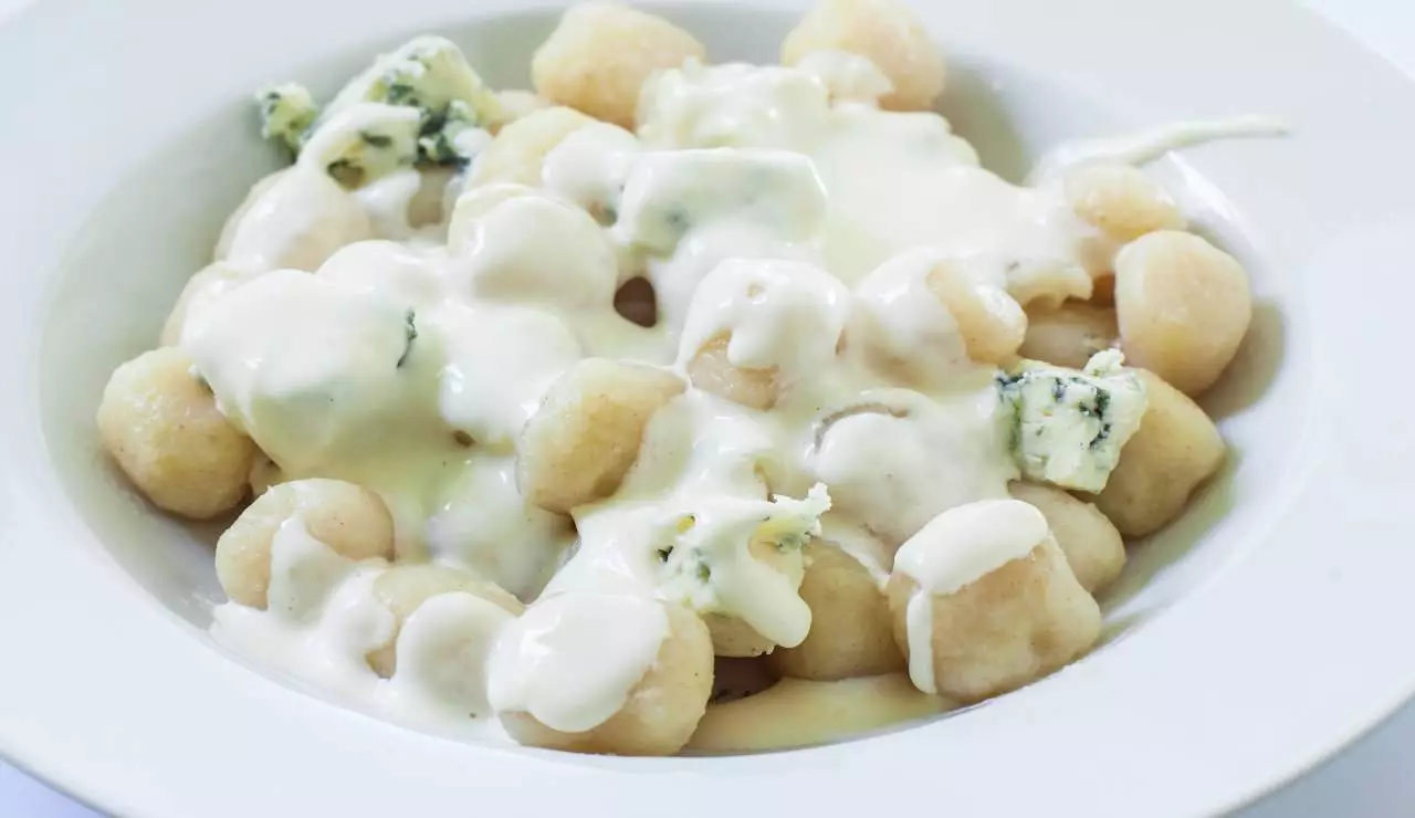 Gorgonzola chizi yakakosha edza ne gnocchi