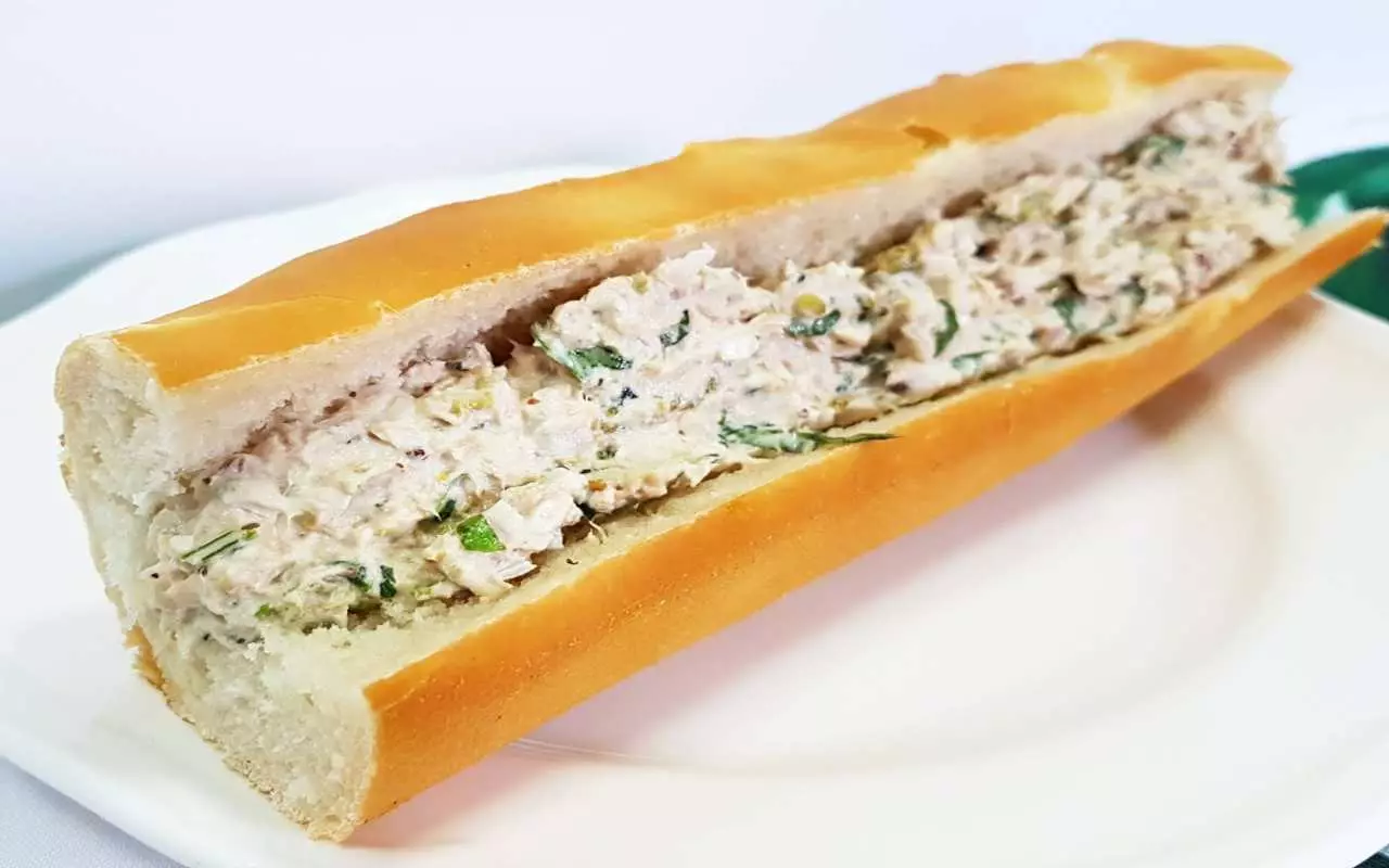 Sandwich cu crescenza, ton si flori de dovlecel | Gustări grozave