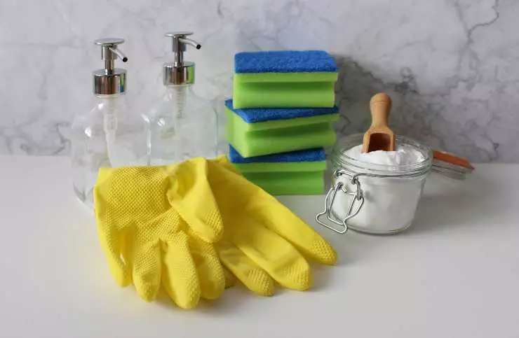 Sanitiseer badkamer en kombuis | Skoonmaak in 5 minute vir minder as 2 euro 32751_3