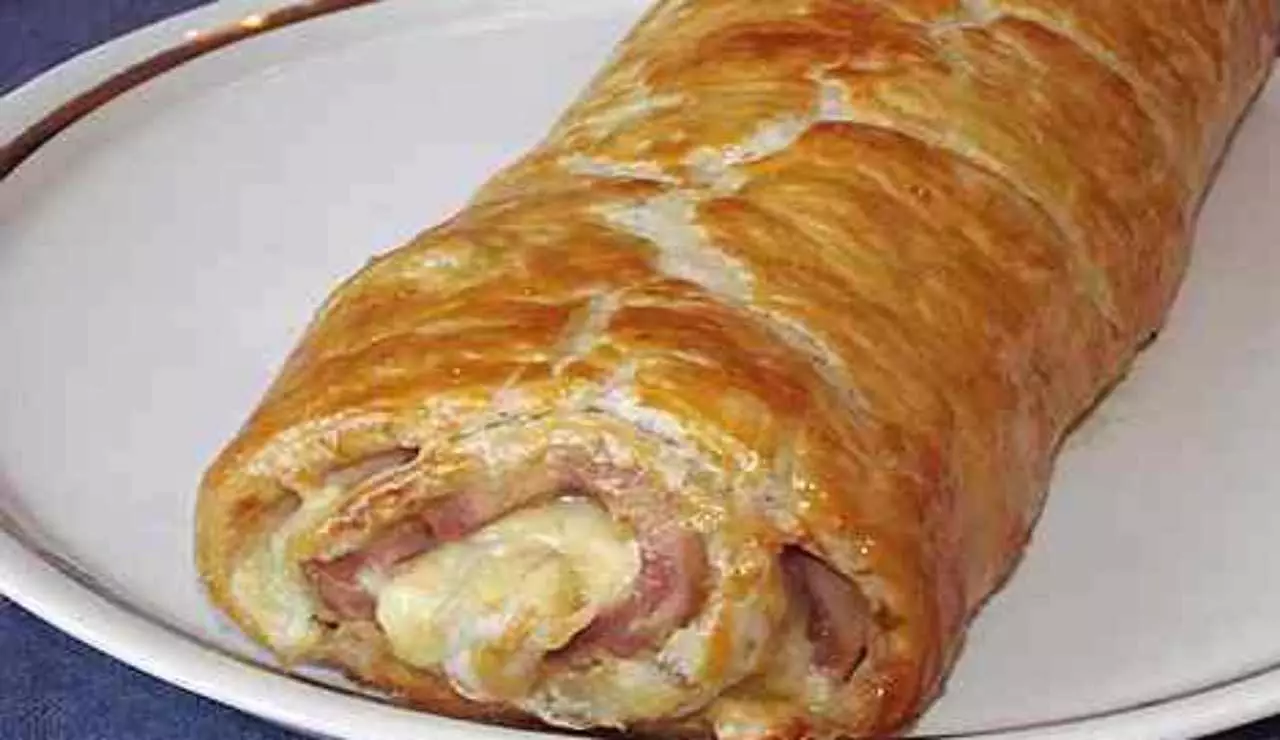 Rola pastry Puff bi ham û sebzeyên provolone