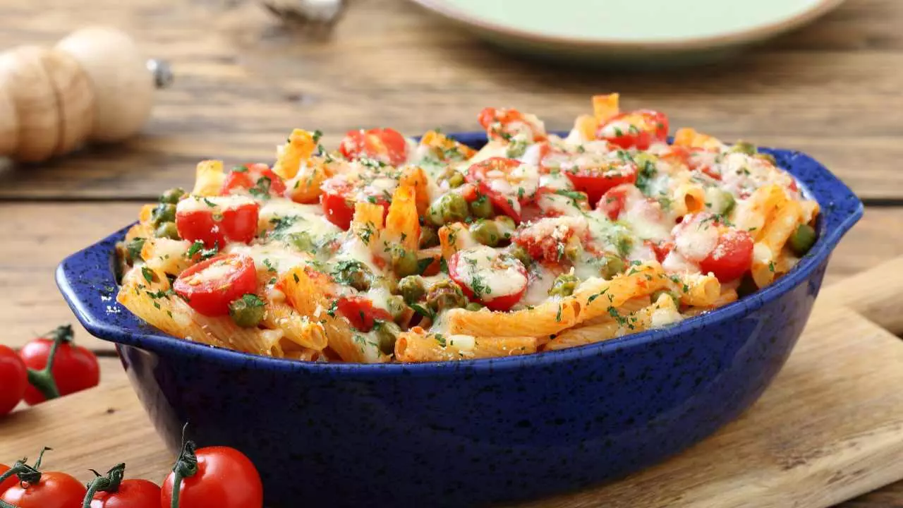 Gebakken pasta met doperwten en tomaten | Perfect voor het weggooien van overgebleven erwten