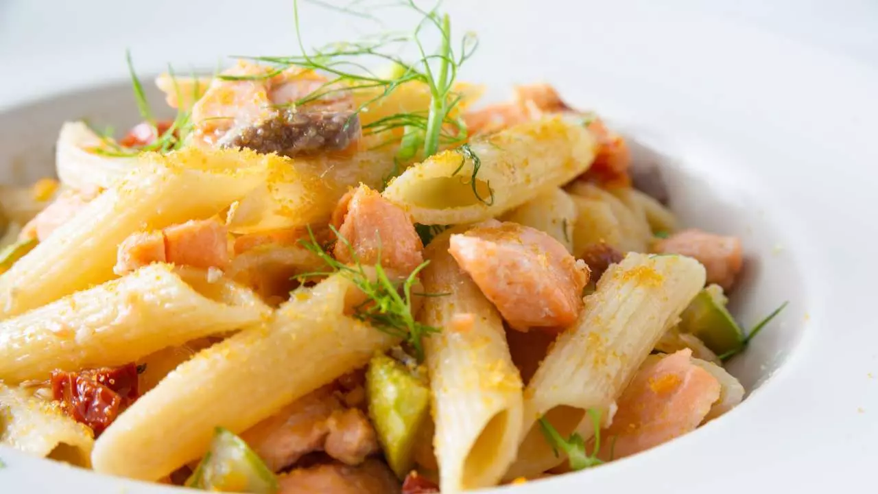 Penne karo salmon, zucchini lan bottarga | Sajian olahan lan cepet