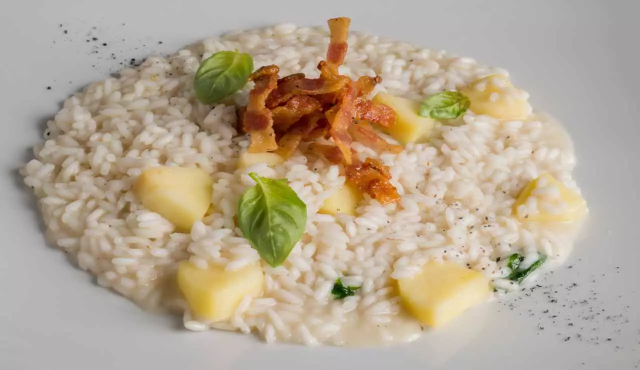 Risotto tat-tuffieħ bil-bacon u sagħtar AdobeStock