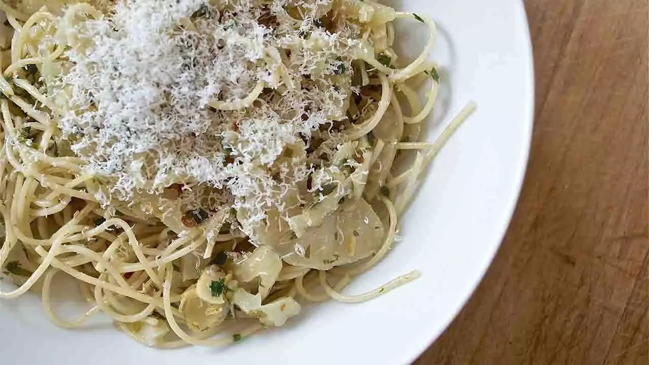 spaghetti ກັບ fennel