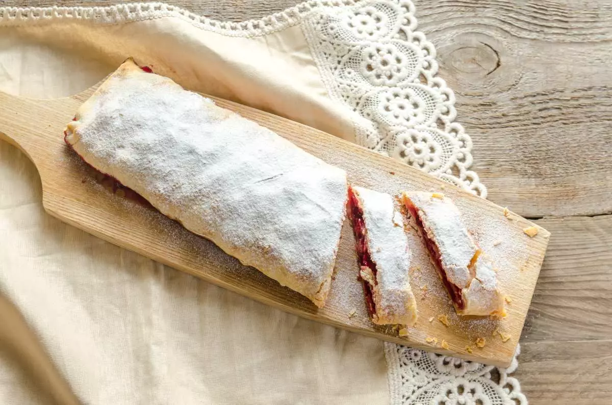 Shaftoli va o'rik bilan yozgi strudel, nozik va mazali