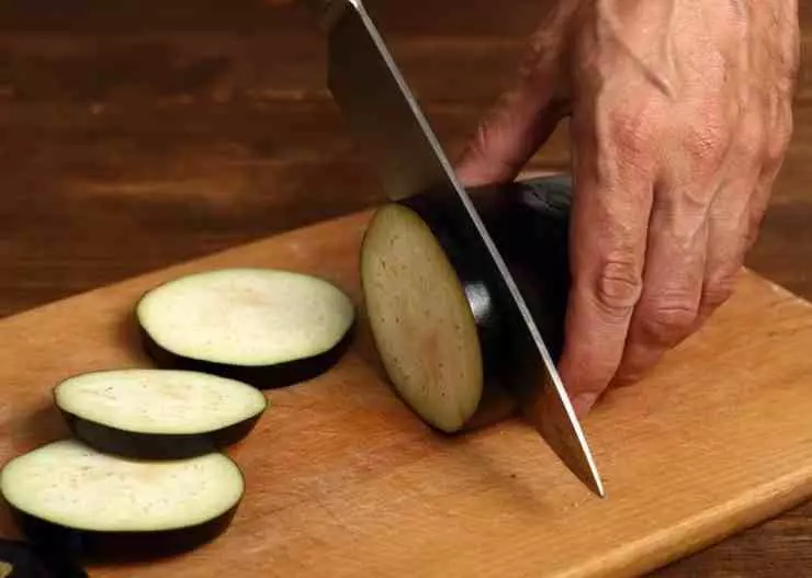 Ama-aubergines aqinile alla caprese | Isitsha esicebile nesilula 32828_2