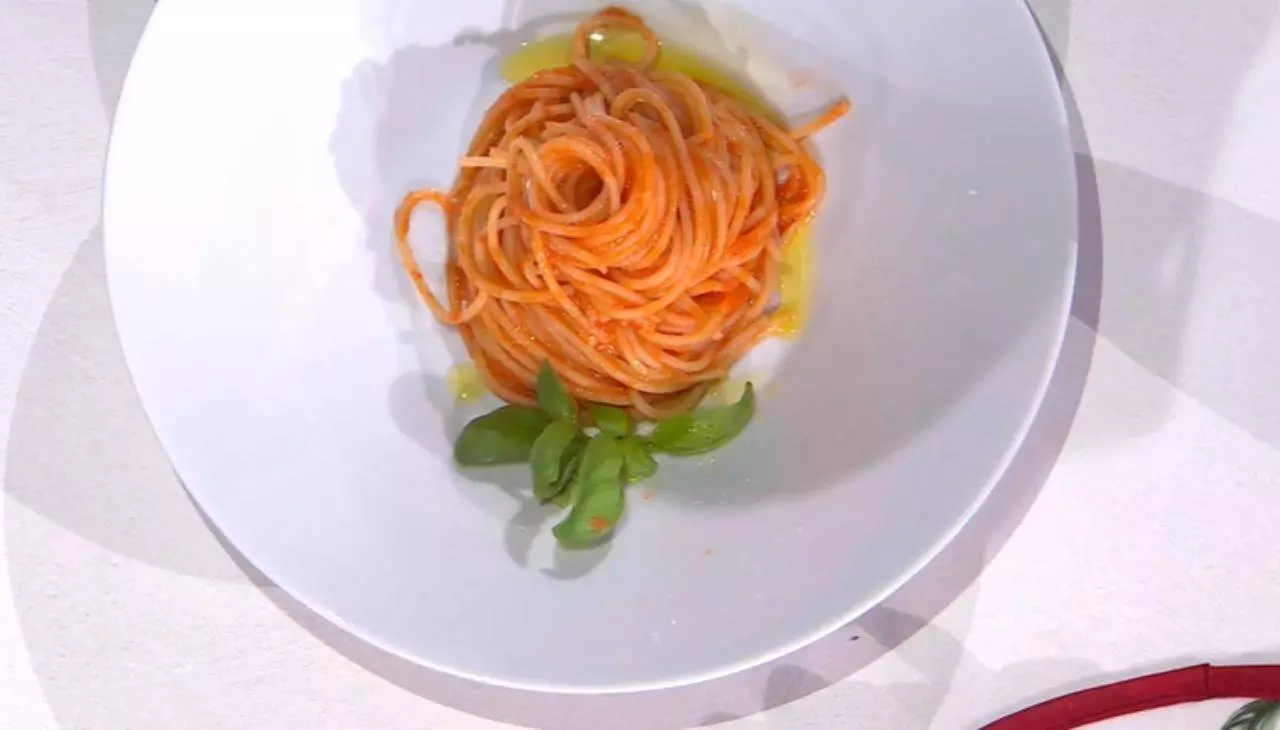 It's always noon | Recipe by chef Francesca Marsetti | Spaghetti with tomato sauce