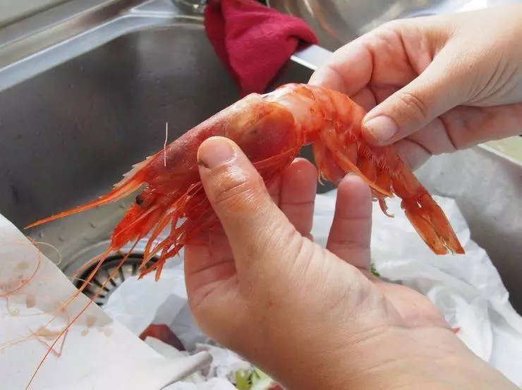 Pasitala ndi shrimps ndi tomato zouma