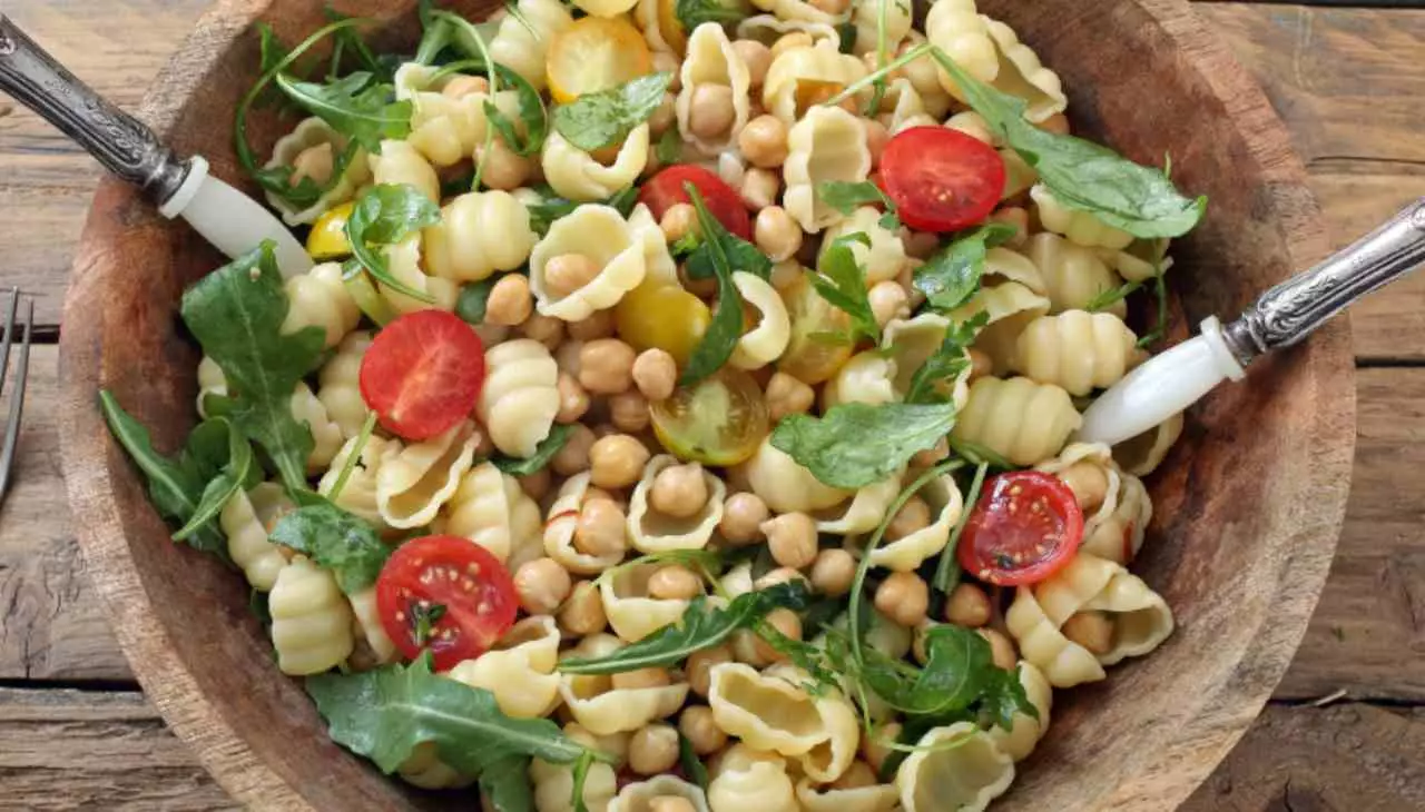 Pasta con garbanzos, rúcula y tomates cherry | Sabroso y listo en minutos.