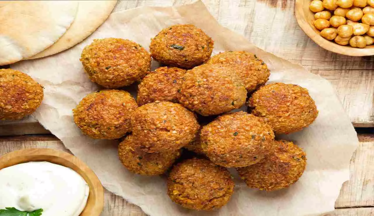 Falafel ovy sy karaoty misy zava-manitra