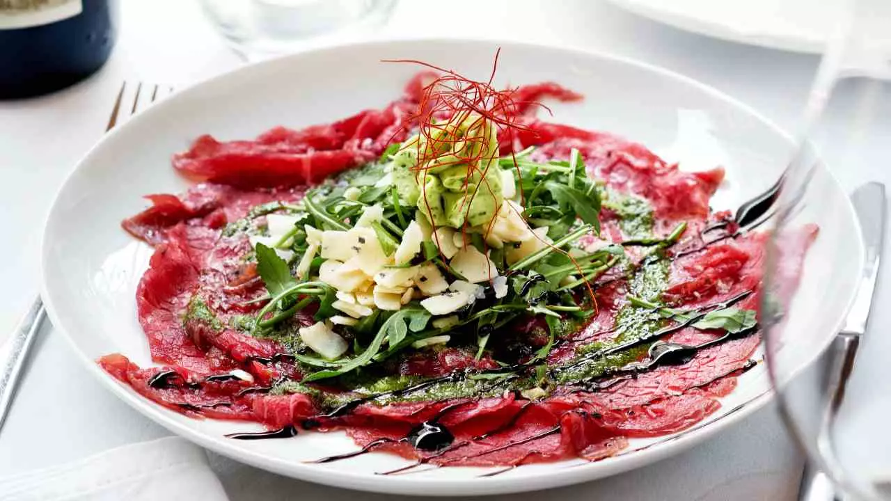 Anụ anụ carpaccio na basil mousse | Ntụziaka maka ndị ọbịa