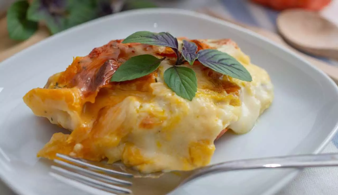 Lasagna pẹlu elegede ricotta ati bechamel | Ijagunmolu ti awọn adun on Sunday