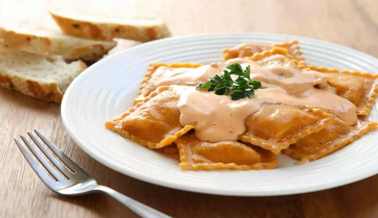 Azụ ravioli na rosé ihendori | ekpomeekpo na-enweghị atụ na ngwakọta a na-apụghị ịgbagha agbagha