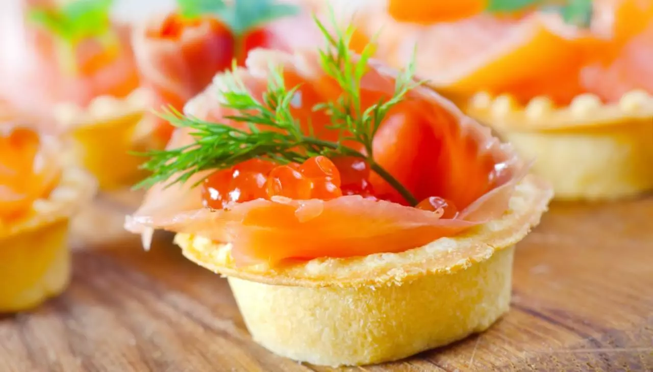 Baskets of salmon and mozzarella | Very simple and refined finger food