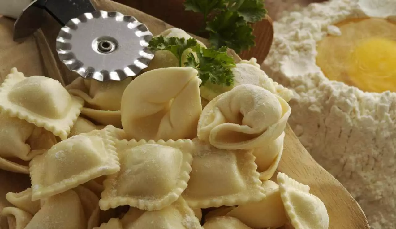 Nid yw Tortellini erioed wedi blasu cystal | Gyda dresin nain yma