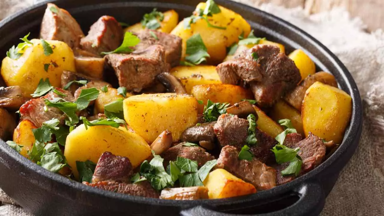 Ensopado de carne assada com batatas | Prato rico e irresistível