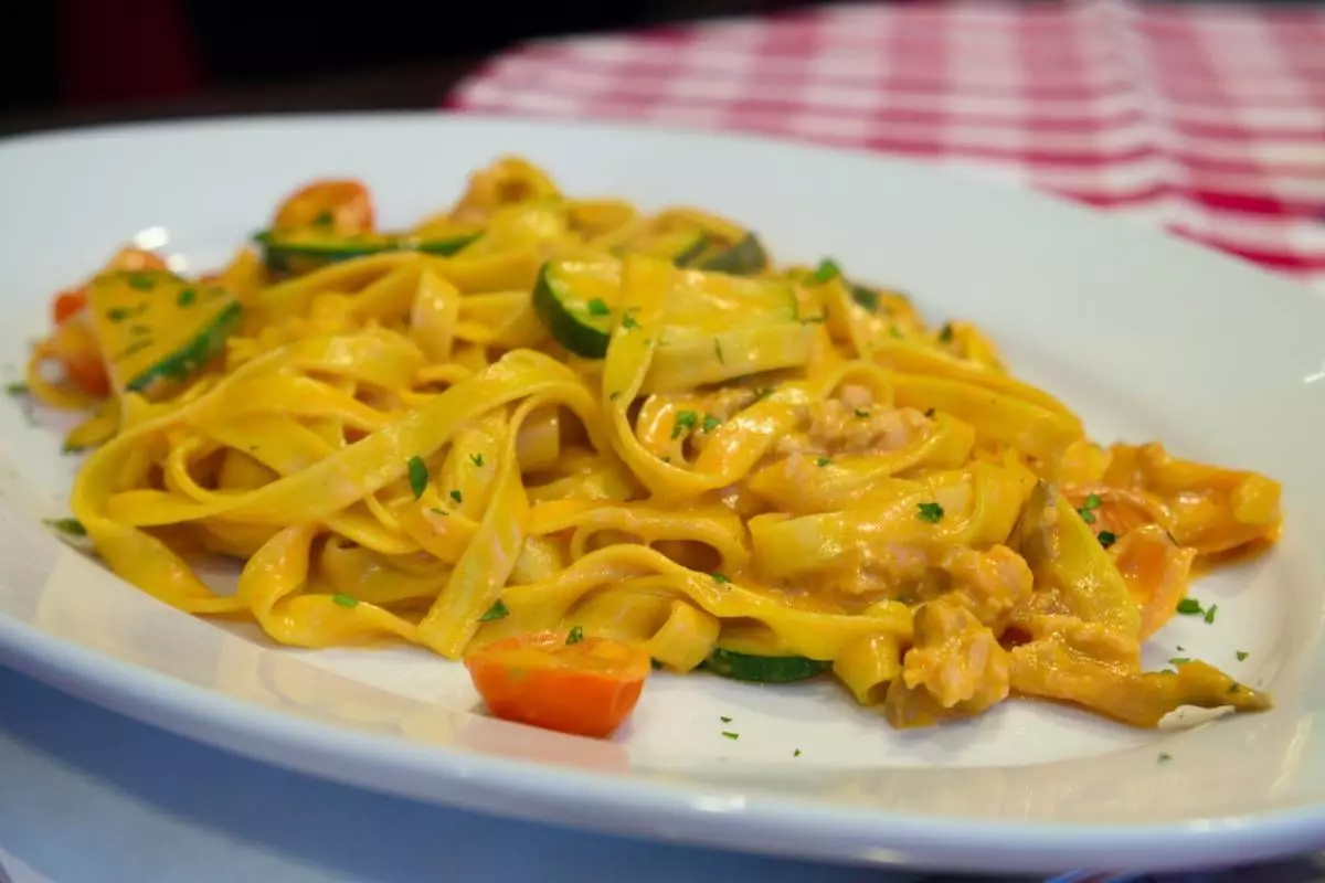 I-Tagliatelle ene-curry nama-courgettes isifundo sokuqala esinokhilimu nesihlwabusayo